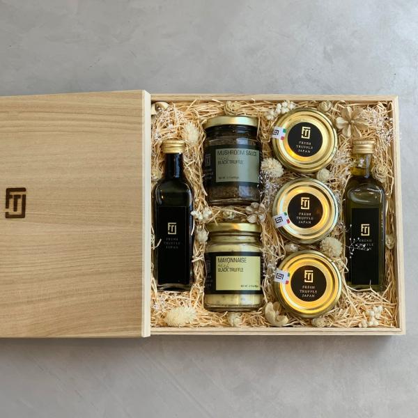 ＜ギフトセット内容＞※白トリュフ塩の在庫状況によっては黒トリュフ塩に変更する場合がございます。白トリュフオイル(55ml)白トリュフ醤油(55ml)白トリュフチーズクリーム(50g)白トリュフ塩(50g) 黒トリュフチョコレートクリーム(5...
