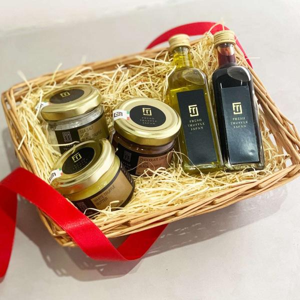 白トリュフオイル、白トリュフ醤油、白トリュフバター、黒トリュフ塩、黒トリュフチョコレートクリームの豪華５点セット。お誕生日プレゼントやホームパーティーの手土産、結婚祝いや内祝い、お中元・お歳暮などにとっておきのギフトセット。１年中、いつでも...