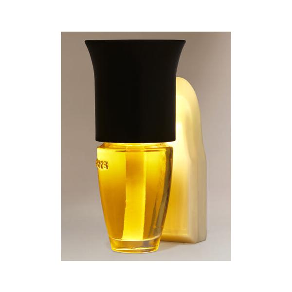 人気沸騰中！Bath&amp;BodyWorksのプラグイン芳香剤お好きな香りリフィル(別売)をセットしてコンセントに挿すだけで、お部屋に素敵な香りが広がります♪香りはもちろん、おしゃれなインテリアにもなっちゃうWallflowers！お好...