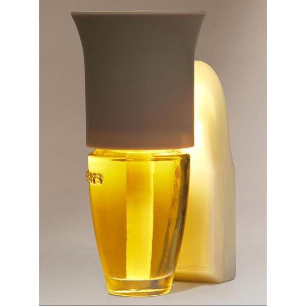 人気沸騰中！Bath&amp;BodyWorksのプラグイン芳香剤お好きな香りリフィル(別売)をセットしてコンセントに挿すだけで、お部屋に素敵な香りが広がります♪香りはもちろん、おしゃれなインテリアにもなっちゃうWallflowers！お好...