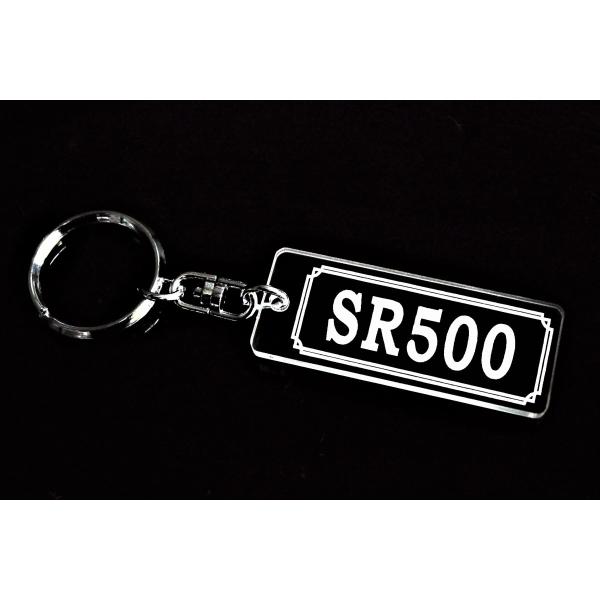 ヤマハSR500フロントカウル サイドカバー テールカウル シートカウル ナンバーボルト マフラー 外装 ホイール シート ミラー グリップ エンジンカバー などのカスタムをいいですが、キーホルダーもカスタムしてみてはいかがでしょうか？オリ...