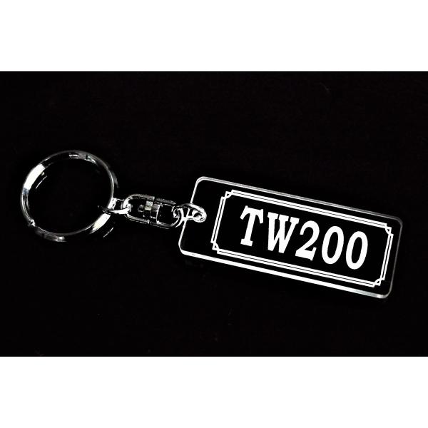 ヤマハTW200フロントカウル サイドカバー テールカウル シートカウル ナンバーボルト マフラー 外装 ホイール シート ミラー グリップ エンジンカバー などのカスタムをいいですが、キーホルダーもカスタムしてみてはいかがでしょうか？オリ...