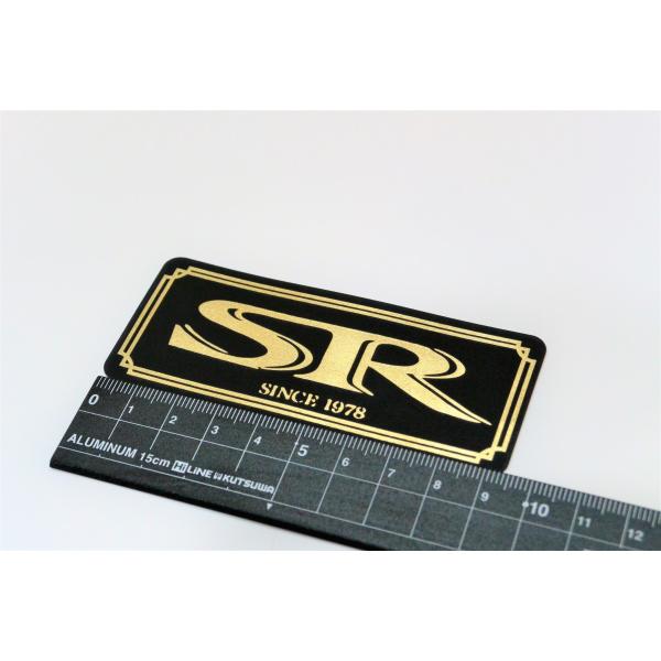 ヤマハSR400SR500【商品詳細】・サイズ： 縦：4cm×横9.5cm×厚み0.1cm・色： 黒/金・個数：1枚・素材：アクリル2層ステッカー・質感 背景／地肌・・艶ありブラック ロゴ部・・レーザー加工による艶ありゴールド。・注意事項：...