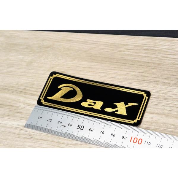 ホンダDAX125DAX70DAX50ST70ST50ダックス125ダックス70ダックス5012V6V【商品詳細】・サイズ： 縦：4cm×横10cm×厚み0.1cm・色： 黒/金・個数：1枚・素材：アクリル2層ステッカー・質感 背景／地肌・...