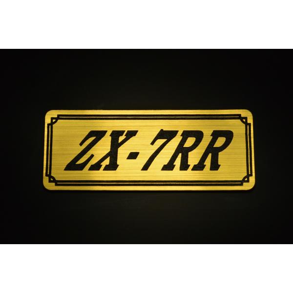 【商品詳細】・サイズ： 縦：2cm×横5cm×厚み0.1cm・色： 金/黒・個数：1枚・素材：アクリル2層ステッカー・質感 背景／地肌・・レーザー加工によるマットブラック ロゴ部・・ヘアラインゴールド。・マットブラック部にはレーザー加工のム...