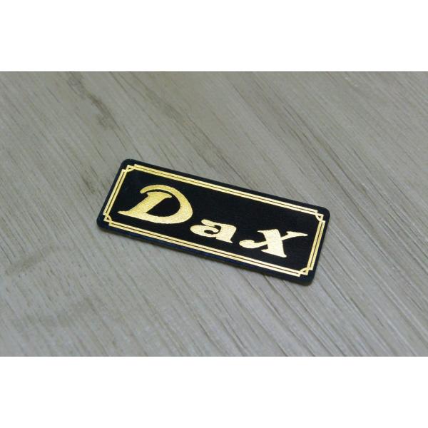 ホンダDAX125ダックス125DAXダックス50 706V 12V【商品詳細】・サイズ： 縦：2cm×横5cm×厚み0.1cm・色： 黒/金・個数：1枚・素材：アクリル2層ステッカー・質感 背景／地肌・・艶ありブラック ロゴ部・・レーザー...