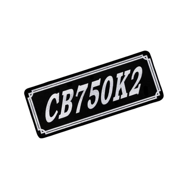 ホンダCB750K2オリジナルステッカー 業務用の高性能レーザー彫刻機で2層アクリルステッカーにて作成しました。【商品詳細】・サイズ： 縦2cm×横5cm×厚み約0.5mm・色： 黒/白ロゴ・個数：1枚・素材：アクリル2層ステッカー・質感／...