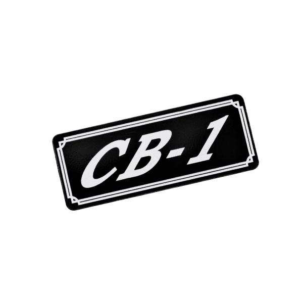 ホンダCB-1オリジナルステッカー 業務用の高性能レーザー彫刻機で2層アクリルステッカーにて作成しました。【商品詳細】・サイズ： 縦2cm×横5cm×厚み約0.5mm・色： 黒/白ロゴ・個数：1枚・素材：アクリル2層ステッカー・質感／背景地...