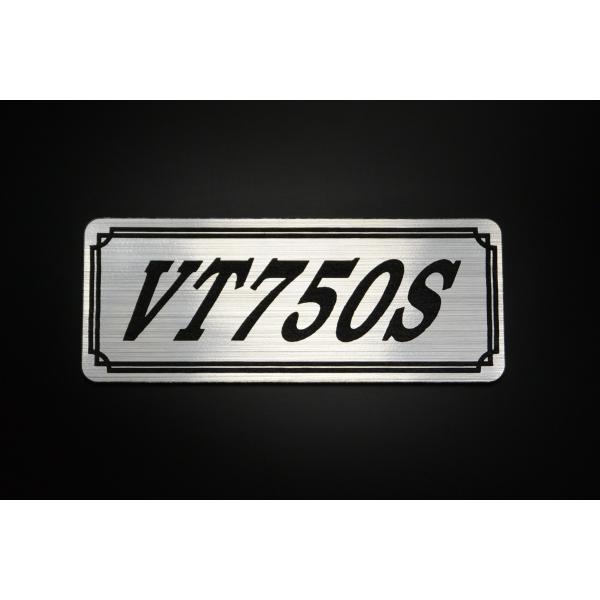 ホンダVT750S【商品詳細】・サイズ： 縦：2cm×横5cm×厚み0.1cm・色： 銀/黒・個数：1枚・素材：アクリル2層ステッカー・質感 背景／地肌・・レーザー加工によるマットブラック ロゴ部・・ヘアラインシルバー・マットブラック部には...
