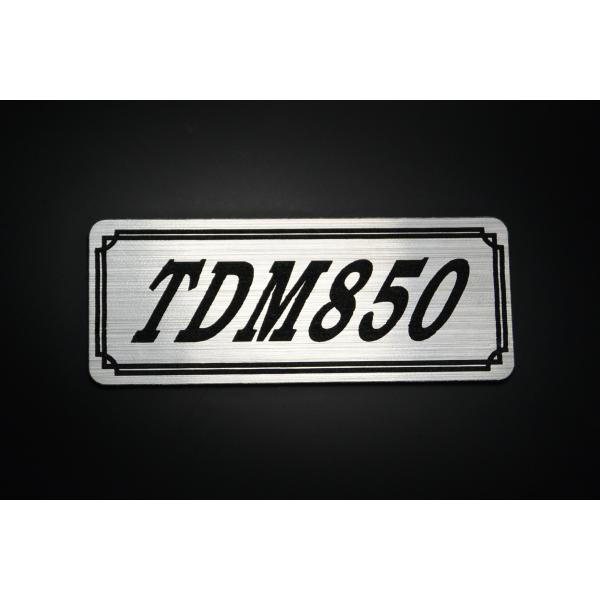 ヤマハTDM850【商品詳細】・サイズ： 縦：2cm×横5cm×厚み0.1cm・色： 銀/黒・個数：1枚・素材：アクリル2層ステッカー・質感 背景／地肌・・レーザー加工によるマットブラック ロゴ部・・ヘアラインシルバー。・マットブラック部に...