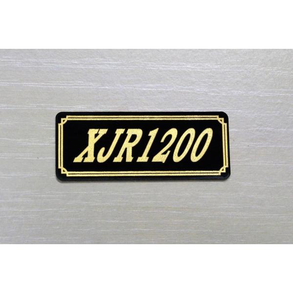 ヤマハXJR1200【商品詳細】・サイズ： 縦：2cm×横5cm×厚み0.1cm・色： 黒/金・個数：1枚・素材：アクリル2層ステッカー・質感 背景／地肌・・艶ありブラック ロゴ部・・レーザー加工による艶ありゴールド。・注意事項：モニターの...