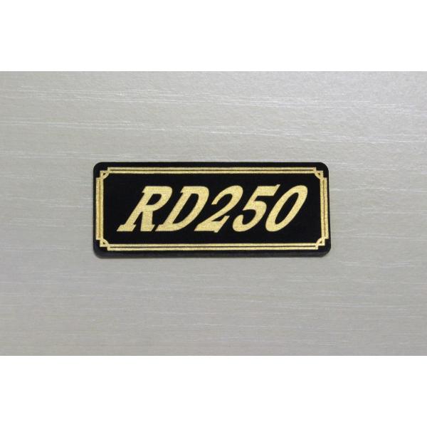 ヤマハRD250【商品詳細】・サイズ： 縦：2cm×横5cm×厚み0.1cm・色： 黒/金・個数：1枚・素材：アクリル2層ステッカー・質感 背景／地肌・・艶ありブラック ロゴ部・・レーザー加工による艶ありゴールド。・注意事項：モニターの発色...