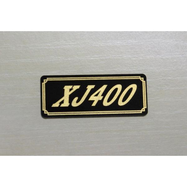ヤマハXJ400【商品詳細】・サイズ： 縦：2cm×横5cm×厚み0.1cm・色： 黒/金・個数：1枚・素材：アクリル2層ステッカー・質感 背景／地肌・・艶ありブラック ロゴ部・・レーザー加工による艶ありゴールド。・注意事項：モニターの発色...