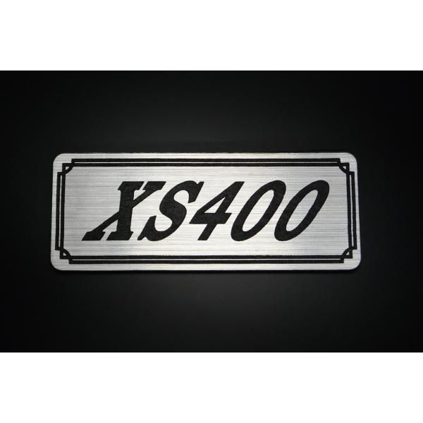 ヤマハXS400【商品詳細】・サイズ： 縦：2cm×横5cm×厚み0.1cm・色： 銀/黒・個数：1枚・素材：アクリル2層ステッカー・質感 背景／地肌・・レーザー加工によるマットブラック ロゴ部・・ヘアラインシルバー。・マットブラック部には...