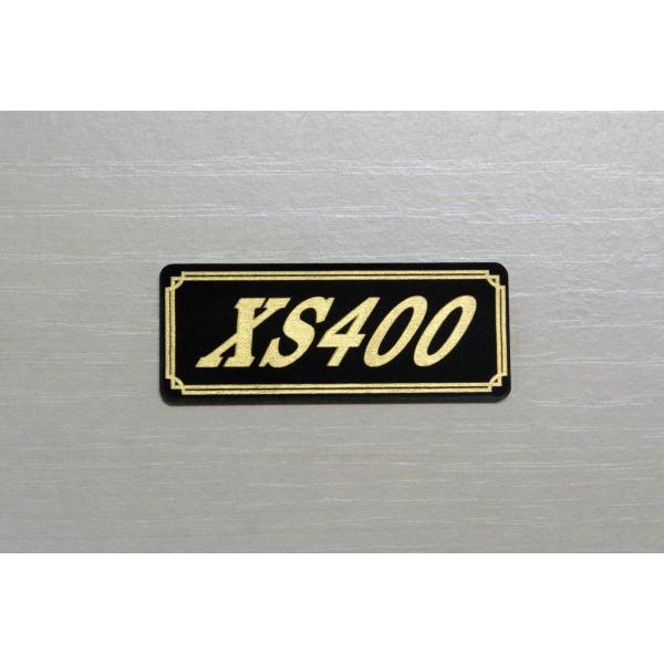 ヤマハXS400【商品詳細】・サイズ： 縦：2cm×横5cm×厚み0.1cm・色： 黒/金・個数：1枚・素材：アクリル2層ステッカー・質感 背景／地肌・・艶ありブラック ロゴ部・・レーザー加工による艶ありゴールド。・注意事項：モニターの発色...