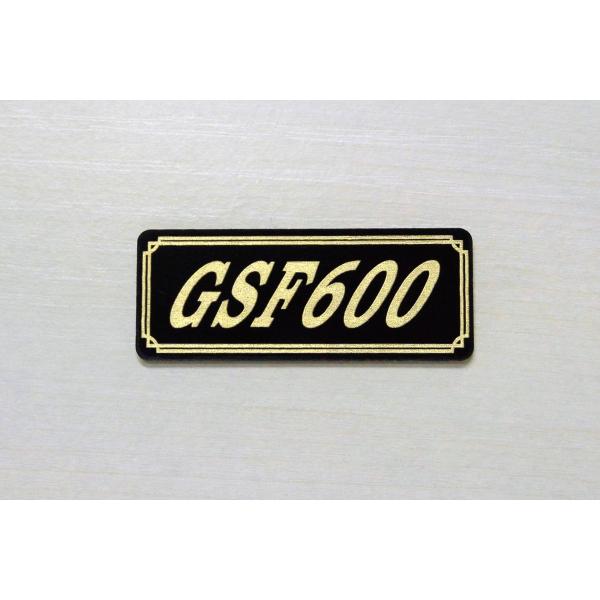 スズキGSF600【商品詳細】・サイズ： 縦：2cm×横5cm×厚み0.1cm・色： 黒/金・個数：1枚・素材：アクリル2層ステッカー・質感 背景／地肌・・艶ありブラック ロゴ部・・レーザー加工による艶ありゴールド。・注意事項：モニターの発...
