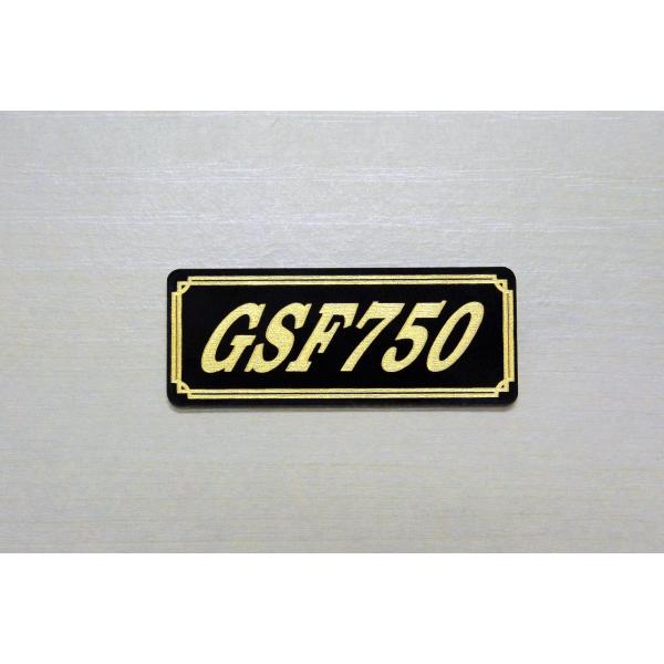 スズキGSF750【商品詳細】・サイズ： 縦：2cm×横5cm×厚み0.1cm・色： 黒/金・個数：1枚・素材：アクリル2層ステッカー・質感 背景／地肌・・艶ありブラック ロゴ部・・レーザー加工による艶ありゴールド。・注意事項：モニターの発...