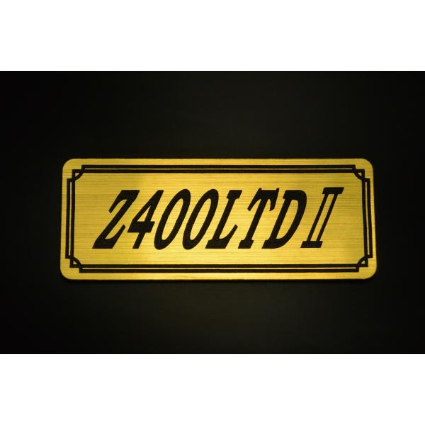 【商品詳細】・サイズ： 縦：2cm×横5cm×厚み0.1cm・色： 金/黒・個数：1枚・素材：アクリル2層ステッカー・質感 背景／地肌・・レーザー加工によるマットブラック ロゴ部・・ヘアラインゴールド。・マットブラック部にはレーザー加工のム...