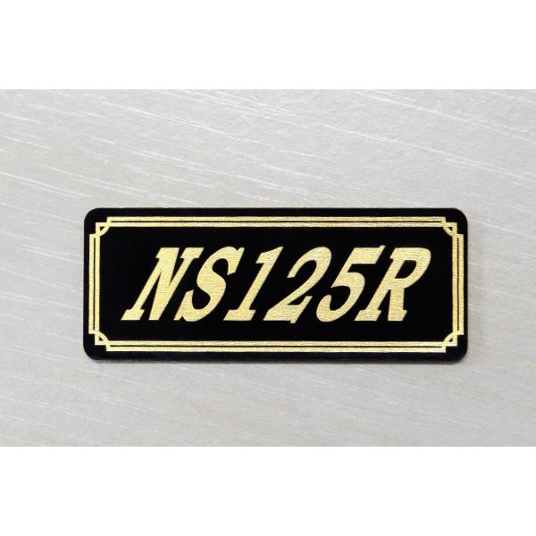 ホンダNS125R【商品詳細】・サイズ： 縦：2cm×横5cm×厚み0.1cm・色： 黒/金・個数：1枚・素材：アクリル2層ステッカー・質感 背景／地肌・・艶ありブラック ロゴ部・・レーザー加工による艶ありゴールド。・注意事項：モニターの発...