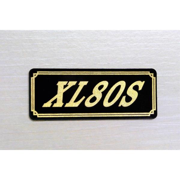 ホンダXL80S【商品詳細】・サイズ： 縦：2cm×横5cm×厚み0.1cm・色： 黒/金・個数：1枚・素材：アクリル2層ステッカー・質感 背景／地肌・・艶ありブラック ロゴ部・・レーザー加工による艶ありゴールド。・注意事項：モニターの発色...