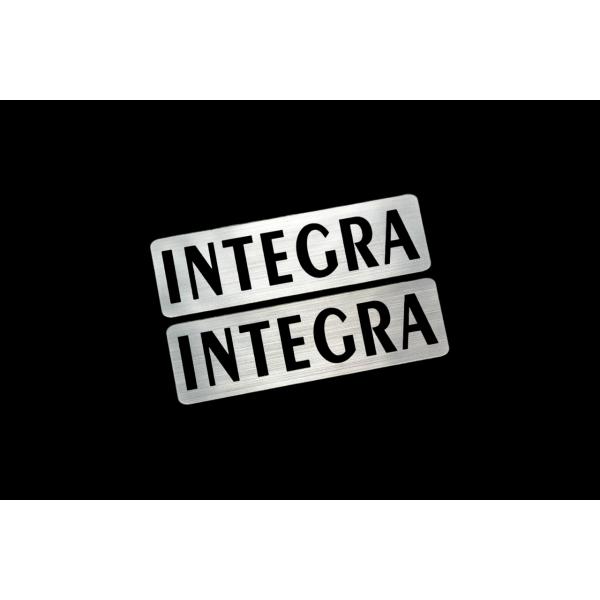 オリジナルステッカー 業務用の高性能レーザー彫刻機で2層アクリルステッカーにて作成しました。【商品詳細】・サイズ： 縦約1.5cm×横約5cm×厚み約0.5mm・色： 銀/黒・素材：アクリル2層ステッカー・個数：2枚1セット・質感／背景地肌...