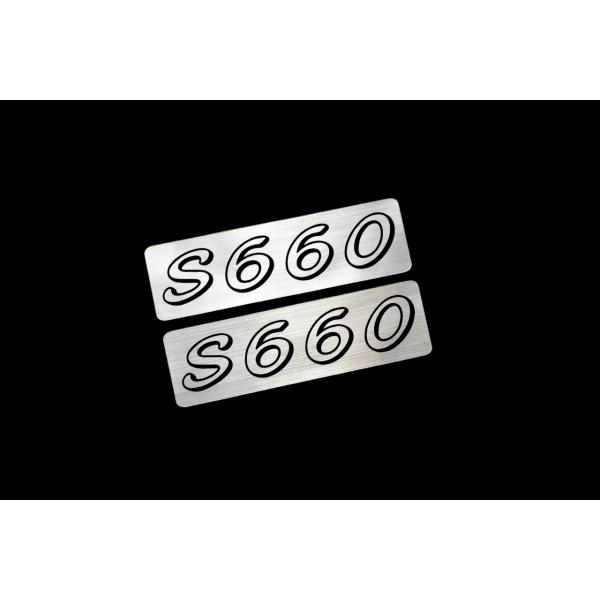 オリジナルステッカー 業務用の高性能レーザー彫刻機で2層アクリルステッカーにて作成しました。【商品詳細】・サイズ： 縦約1.5cm×横約5cm×厚み約0.5mm・色： 銀/黒・素材：アクリル2層ステッカー・個数：2枚1セット・質感／背景地肌...