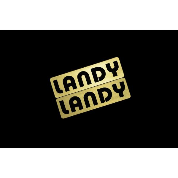 オリジナルステッカー 業務用の高性能レーザー彫刻機で2層アクリルステッカーにて作成しました。【商品詳細】・サイズ： 縦約1.5cm×横約5cm×厚み約0.5mm・色： 金/黒・素材：アクリル2層ステッカー・個数：2枚1セット・質感／背景地肌...