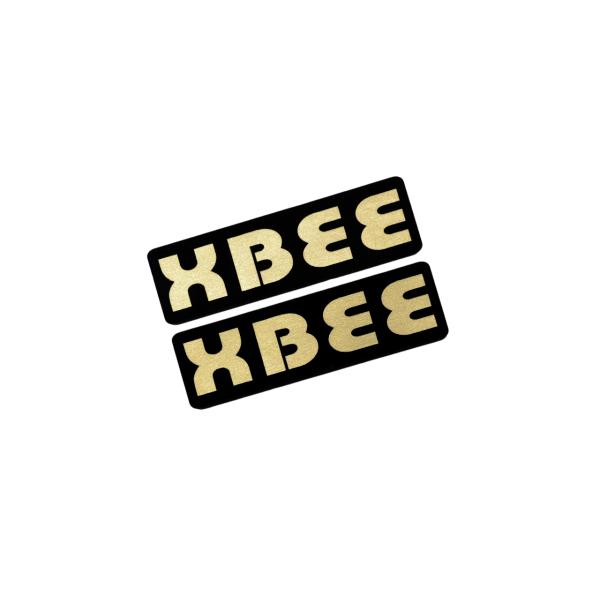 オリジナルステッカー 業務用の高性能レーザー彫刻機で2層アクリルステッカーにて作成しました。【商品詳細】・サイズ： 縦約1.5cm×横約5cm×厚み約0.5mm・色： 黒/金・素材：アクリル2層ステッカー・個数：2枚1セット・質感／背景地肌...