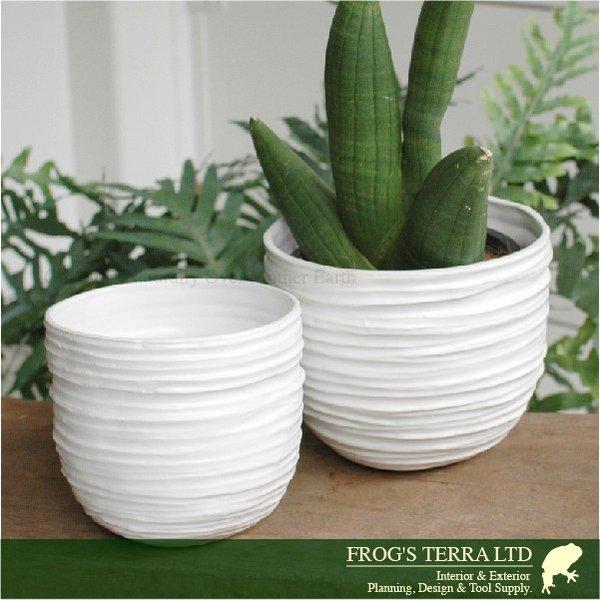 鉢カバー（プランター／ポット）【外寸】直径22cm×H19cm【材質】陶器製【色】マットホワイト【底穴】なし※植物育成用途の耐水性はありますが100％防水ではありません。※陶器鉢の若干のムラ、米カケ、ピンホール、釉飛び、歪み、焼ヒビ等は通常...