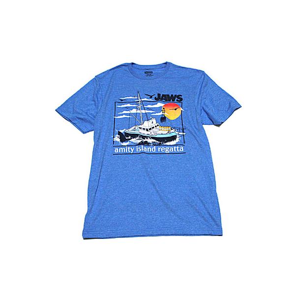 映画『ジョーズ』の海外オフィシャルＴシャツです。爽やかなブルーの生地にブロディ、クイント、フーパーを乗せたオルカ号がイラストで描かれた、ジョーズの世界を身近に楽しめる１枚です。＜取り扱い注意事項＞ - 表面のプリントが損なわれないよう、 洗...