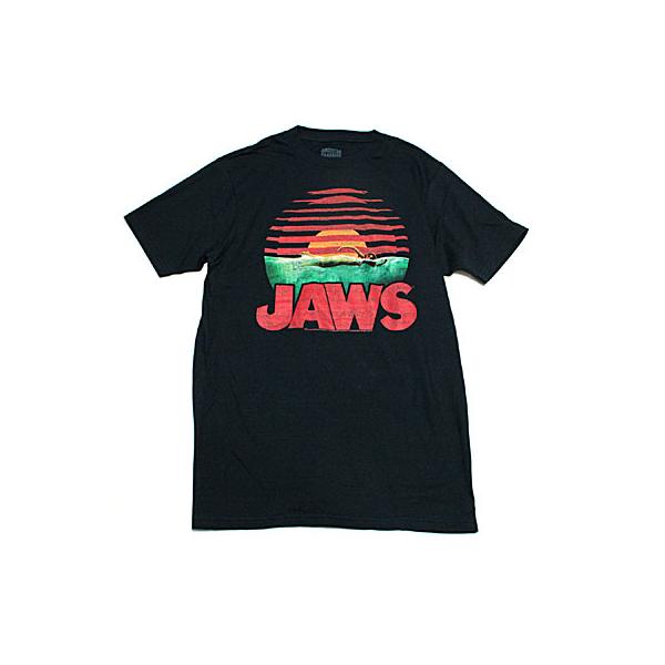 JAWS AMITY ISLAND SURFＴシャツは、映画『ジョーズ』の海外オフィシャルＴシャツです。舞台となった海辺の町「アミティ・アイランド」のビーチとサーフィンをイメージしたデザインが特徴です。 映画ファンや海やサーフィンが好きな方...