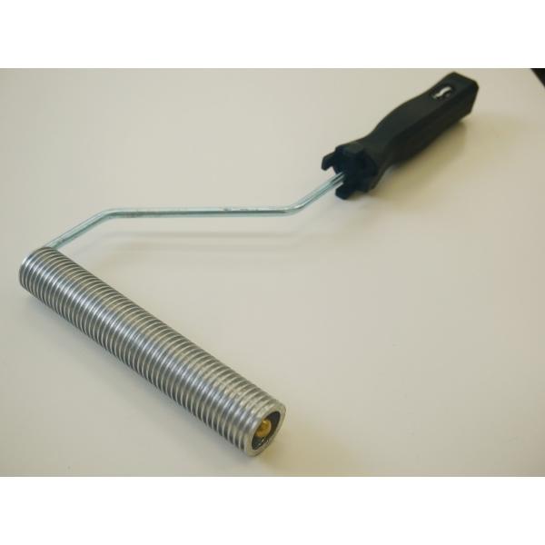 ＦＲＰの泡抜き作業の必需品です。軽く力を抜いて、ゆっくりと脱泡しましょう。ＦＲＰ素材屋さんの継ぎ柄シリーズで伸ばすことができます。継ぎ柄60ｃｍ、継ぎ柄120ｃｍ、伸縮継ぎ柄などのアタッチメント装着できます。