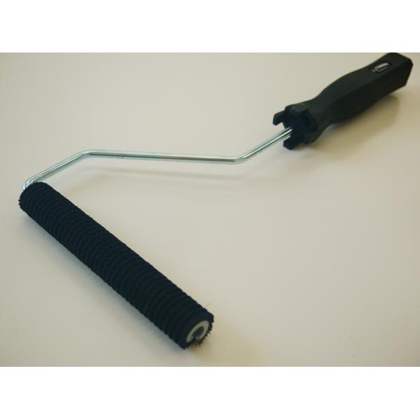 ＦＲＰの泡抜き作業の必需品です。軽く力を抜いて、ゆっくりと脱泡しましょう。【特徴】◎脱着可能黒豚毛シリーズは脱着が可能です。◎アタッチメント取り付けＦＲＰ素材屋さんの継ぎ柄シリーズで伸ばすことができます。継ぎ柄60ｃｍ、継ぎ柄120ｃｍ、伸...