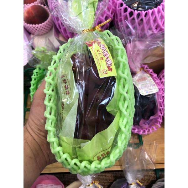 クイーンルージュ Rマーク　長野県オリジナル品種　1房入り　400g以上シャインマスカットとユニコーンの掛け合わせ。皮ごと種無しブドウです。皮がぜんぜん残らない。食べやすさがあります。店主ゴリオススメ！無地の段ボール箱に入れます。