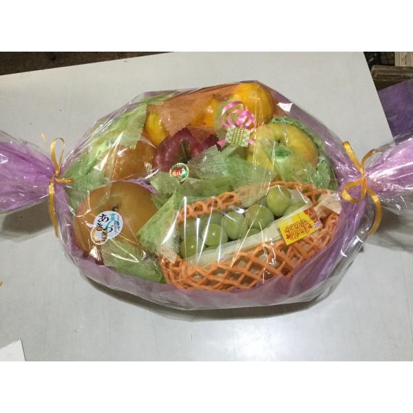 店主ゴリが厳選した旬の果物をお届けいたします。内容物見本：メロン、ぶどう２種類など