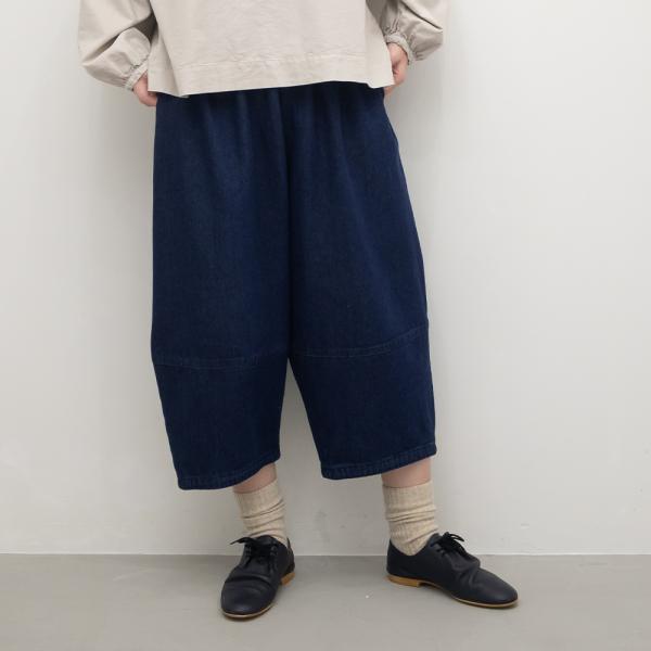 くったりとした風合いのコットンデニムサルエルコクーンパンツ。程よく厚みのあるデニム生地で大人コーデにもおすすめなベーシックなデニムカラーで展開しています。ゆったりとした腰回りと深めの股上で履き心地よく、切替えを入れ立体的に仕上げたコクーンシ...