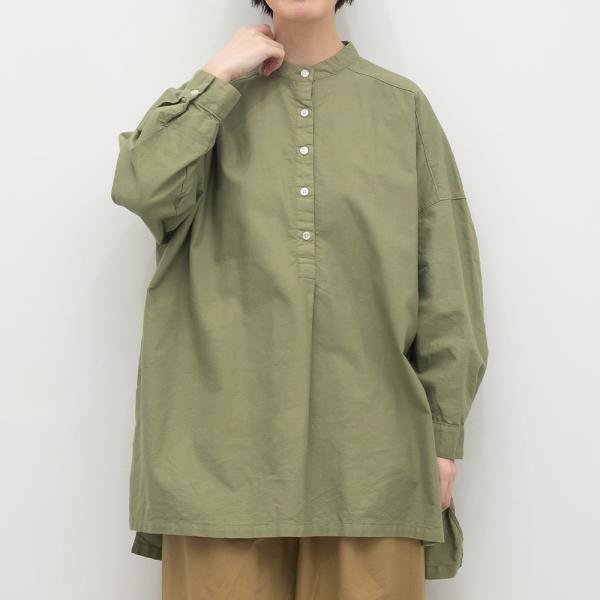 SUNVALLEY定番、しっかりとしたオックス生地を使用したヘンリーネックチュニック。製品染めをし洗いざらしの雰囲気が残るように仕上げました。一般的なオックス生地とは違い、ナチュラルで風合い豊かな印象です。ゆったりと肩が落ちるドロップショル...