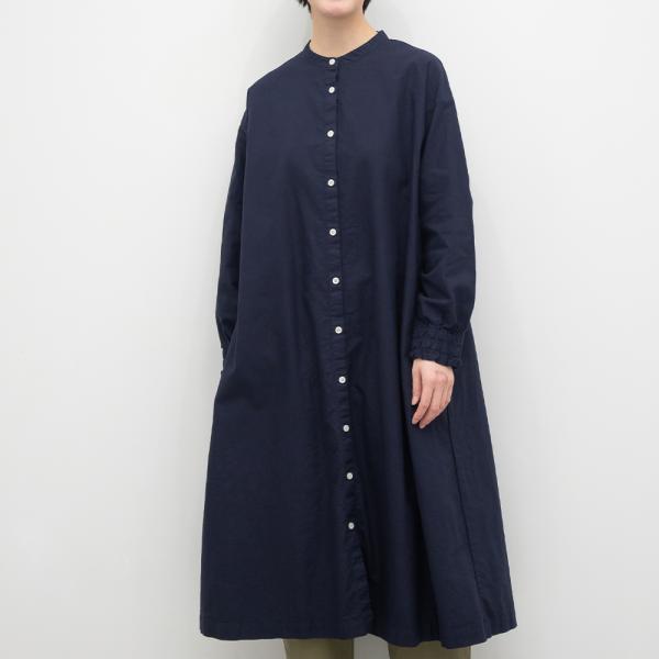 SUNVALLEY定番、しっかりとしたオックス生地を使用したシャツワンピース。製品染めをし洗いざらしの雰囲気が残るように仕上げました。一般的なオックス生地とは違い、ナチュラルで風合い豊かな印象です。ゆったりと肩が落ちるドロップショルダーとゆ...