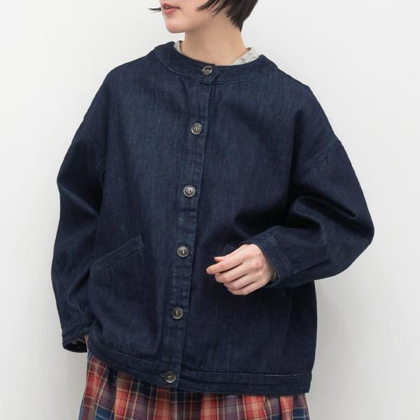 ベーシックに着回ししやすいコットン甘織デニムクルーネックジャケット。程よく厚みがありながらもくったりと柔らかな風合いのデニム。デニムカラーにヒッコリーも加わった４色で展開しています。ゆったりと肩が落ちるドロップショルダーとゆとりある身幅で着...