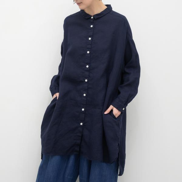 さらりとした肌触りのリネンシャツチュニック。リネン本来の風合い豊かな雰囲気を残しくったりと柔らかく、国内で製品染めをし、洗いざらしの雰囲気が残るように仕上げました。ほんのりシャリ感もあり控えめな透け感でロングシーズンお楽しみいただける定番素...