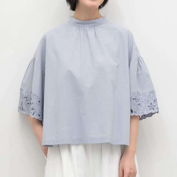 ナチュラルな風合いのコットン平織スカラップ刺繍袖フレアープルオーバー。厚すぎず薄すぎず優しい肌触りのコットン生地に、クラシカルで存在感のある雰囲気のスカラップ刺繍を贅沢に太巾で施したシリーズです。ゆったり肩が落ちるドロップショルダーとゆとり...
