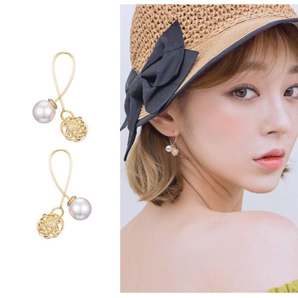 緩やかにカーブしたウェーブの先に艶めくパールをあしらったフックピアス。輝きの強いゴールドワイヤボールと前後で揺れています。とても軽く、つけ心地も良いです。大人の女性のかっこかわいい、また上品なイアリングです♪どんなお洋服にも合います。カジュ...