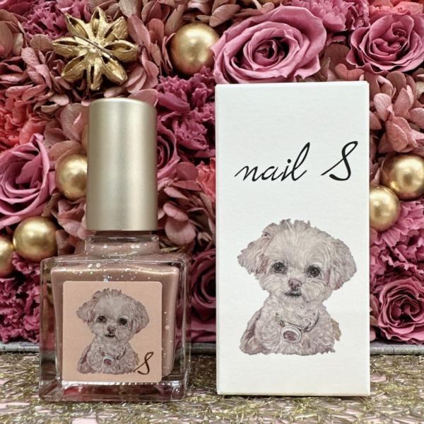 ラメパールが浮かぶシアーなベージュに大小のホログラムを添えました。一見メタリックに思える華やかさの中に、静かに佇む落ち着きも感じられる二面性を持ったカラーです。