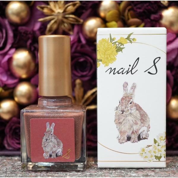 【発売日：2025年02月14日】ネイルエスの暦シリーズ。2月の異名、梅見月（うめみつき）。レッドベースにパールが溶け込み、多色ラメを散らばせたカラーです。春の温かさを連れてきた、枝先にほころぶ紅梅をイメージしました。