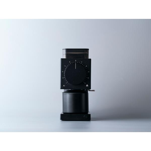 31段階の挽き目調整で、あえてハンドドリップ帯のグラインドに特化したOdeは狭いレンジの中で多くの調整ができるグラインダーです。見た目にわかりやすい目盛り表示とノブは、使いやすさ抜群です。独自の2段階グラインド形状64mm のフラット刃でコ...