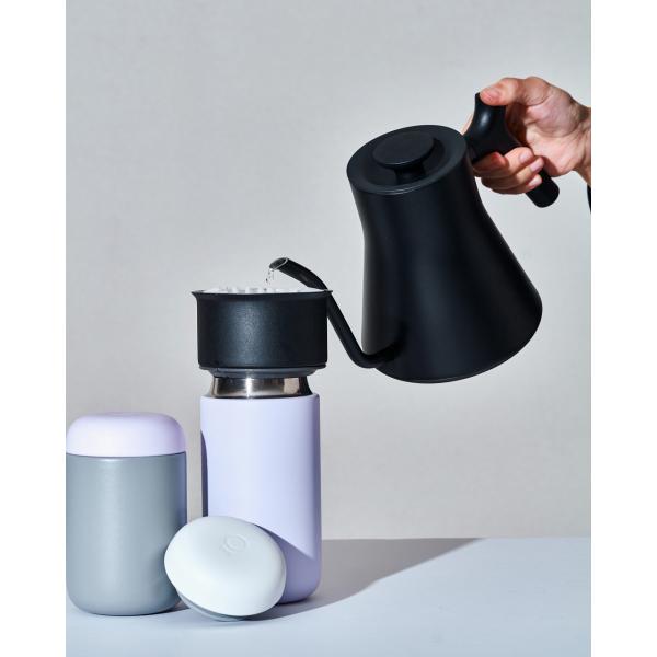 0.9Lよりもひと回りコンパクトで、軽やかさと扱いやすさを兼ね備えたサイズ感が特徴。細くて湯量のコントロールがしやすいグースネックの注ぎ口により、狙った注ぎが可能に。人間工学に基づいたハンドルにより自然に手にフィットし、蒸らしの一滴目から最...