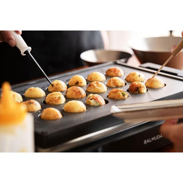 【発売日：2023年10月12日】BALMUDA The Plate Pro用たこ焼きプレートどこで焼いても、外はカリッと中はふわふわ。むらなく均一に焼き上げ、お店のような仕上がりをお楽しみいただけます。みんなで楽しめる18個口。星マークが...