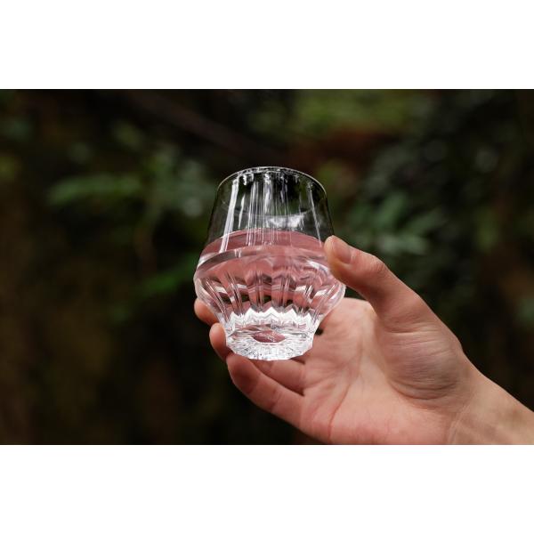 【発売日：2023年12月14日】見た目ではゴムでできているとは思えない、まるでガラスのようなシリコーンゴム製のグラス。 切子ガラスのようなラグジュアリーなデザインと、シリコーンゴムの特性を活かし、使用シーンの多様性を実現しました。ゴムなの...