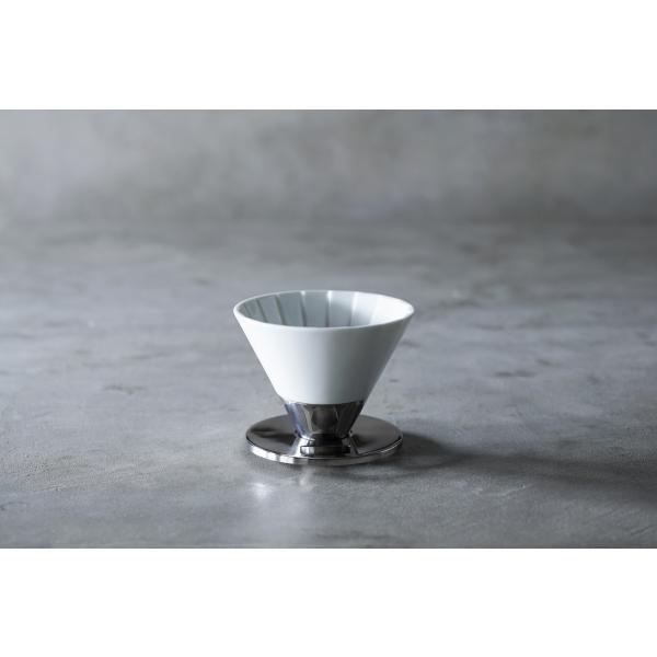 佐賀県有田の窯元を中心に、職人がひとつひとつ丁寧に作り上げているドリッパー。金属とのコンビネーションが印象的な美しいボディ。あえて不均一な溝を施すことで、適切な抽出コントロールが出来るよう設計されています。