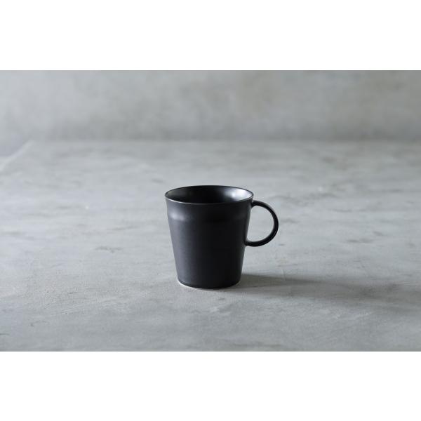 飲み口の部分にカーブを付けることで、舌全体で味が感じられるようにしたデザイン。一杯へのこだわりが詰まったマグカップです。